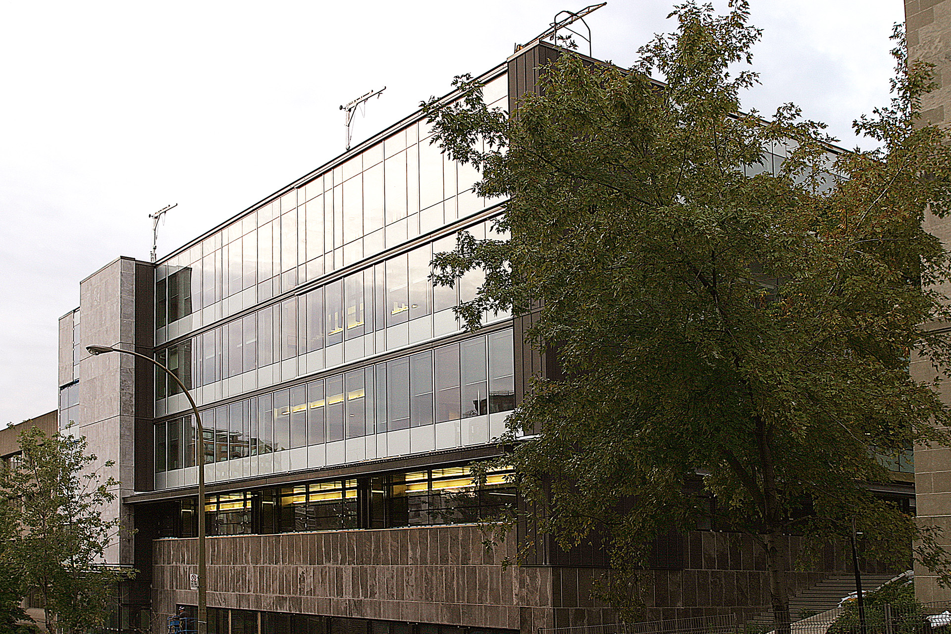 Tomlinson Square and Lorne M. Trottier Pavilion at McGill University ...